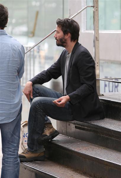 KEANEWS: May 28 2010 Keanu Reeves spotted hanging out with two friends ...